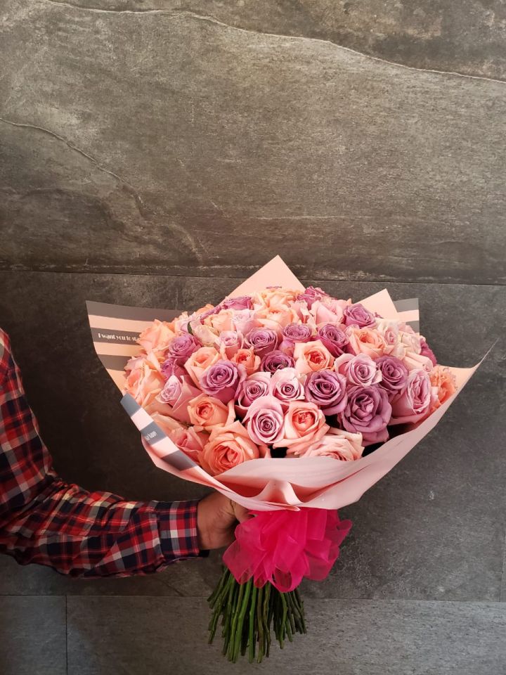 Ramo Rosas Roma – Delia Flores